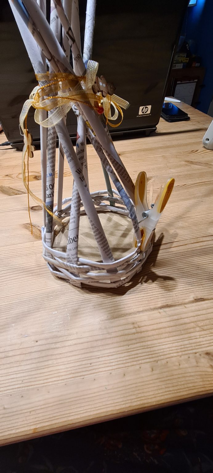 Korb flechten aus Papier - Mama Rausch